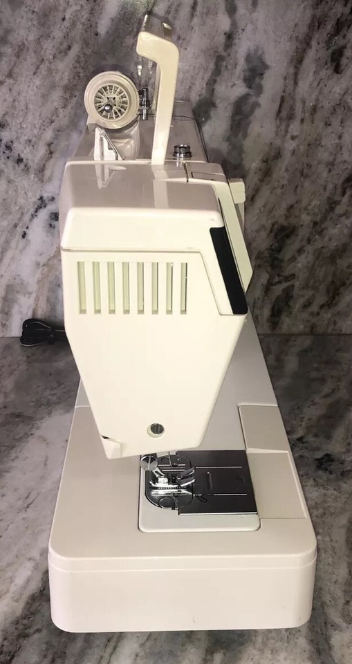 Singer Limited Edition 7033 Sewing Machine W Foot Pedal & Extras-Mint ...