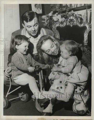 1959 Press Photo Leslie Caron with husband Peter Hall & their children ...