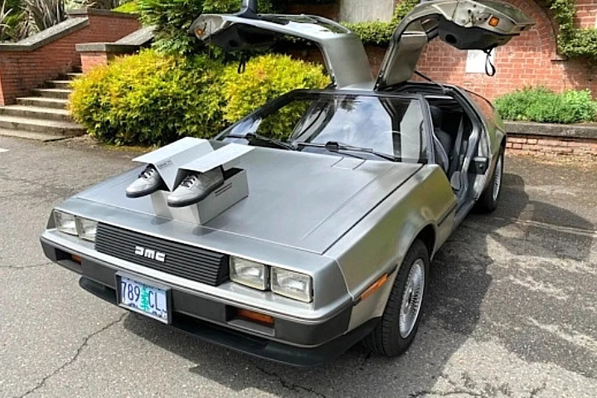 1981 DeLorean DMC-12 with Matching Nike Dunks