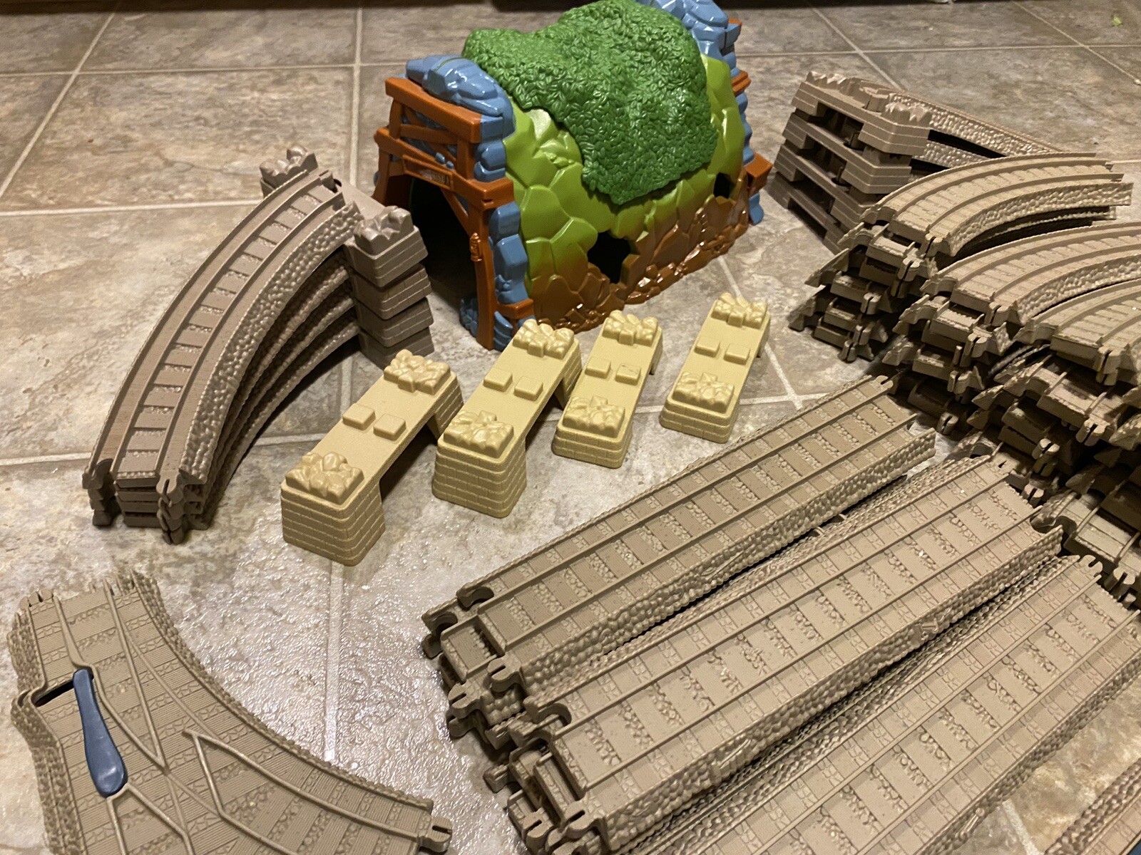 P817 Thomas Trackmaster Lot of 79 Brown Track Switches Stop Go Riser ...