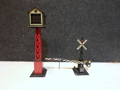 2 Marx Radio Train Control Tower & Track Crossing Signal Arm Gate Tin ...