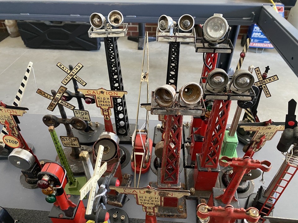 HUGE lot Of Vintage Lionel, Marx Train Gates, Crossings, Light Towers ...