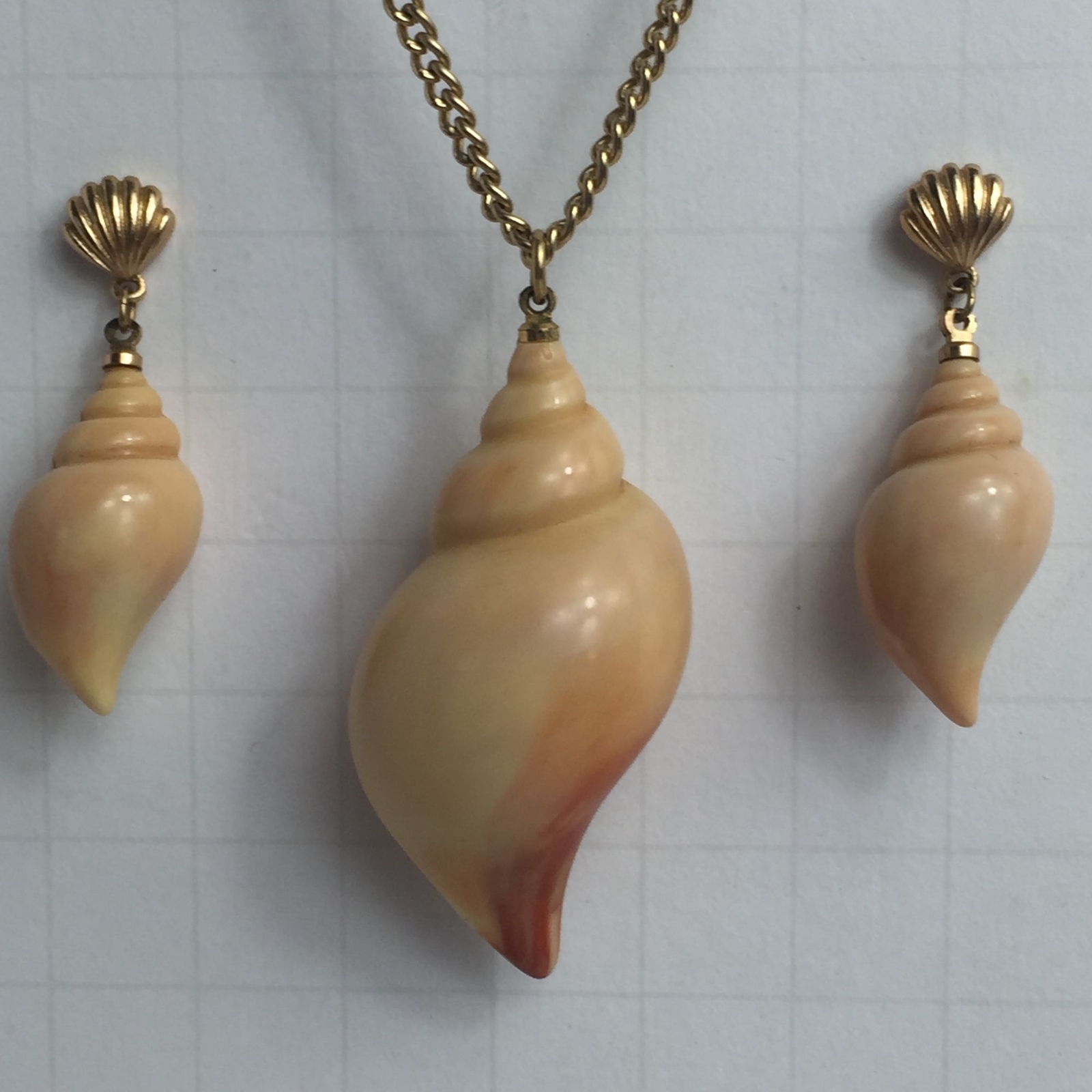 Vintage Avon Sea Swirl Conch Shell Pendant Necklace a… - Gem