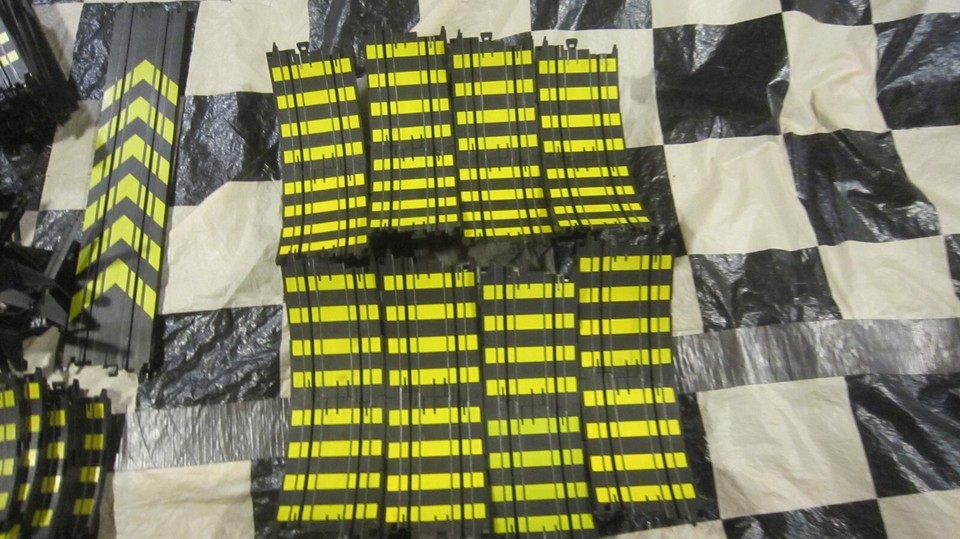 80 Piece Lot Of Tyco Slot Car Track,Straight,Curve,Banked,Cliff Hanger ...