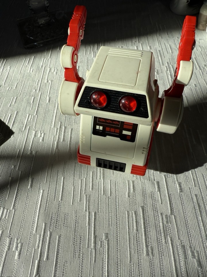 Vintage 1984 TOMY FLIPBOT Battery Operated Toy Figure (working) | eBay