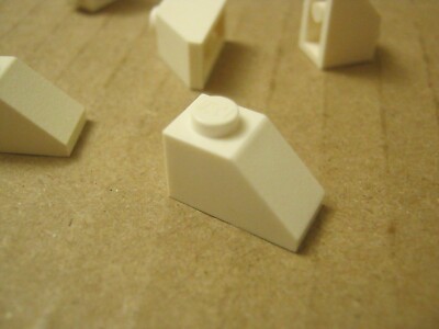 Lego Lot Of 17 White 1x2 Sloped 45°, 1 Top Stud, 3040 (028-118) | eBay