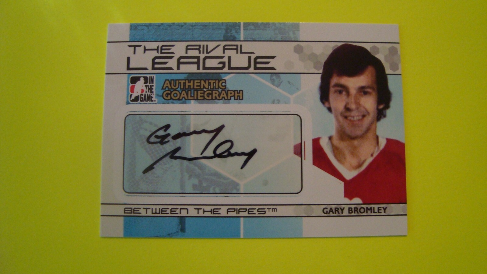 2009 10 AUTHENTIC GOALIEGRAPH THE RIVAL LEAGUE GARY BROMLEY AUTOGRAPH ...