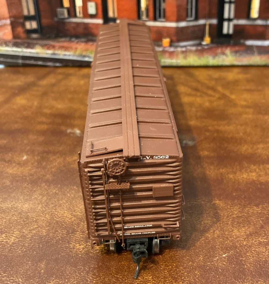 PAIR OF HO BOXCARS BY ATHEARN AND P2K CNW AND LEHIGH VALLEY | eBay