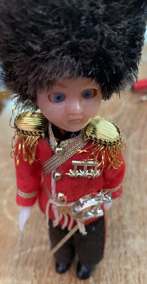 VNTG British Dolls: 1 Buckingham Palace Guard & 2 Empire Beefeater ...