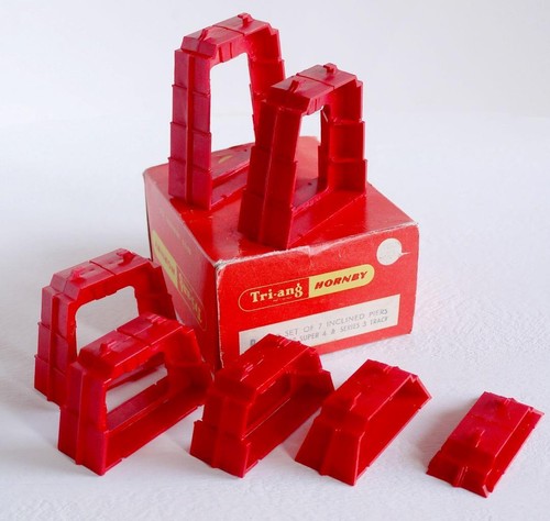 TRIANG / HORNBY RAILWAYS (R457) INCLINED PIERS SET 7 / RED (BOXED ...