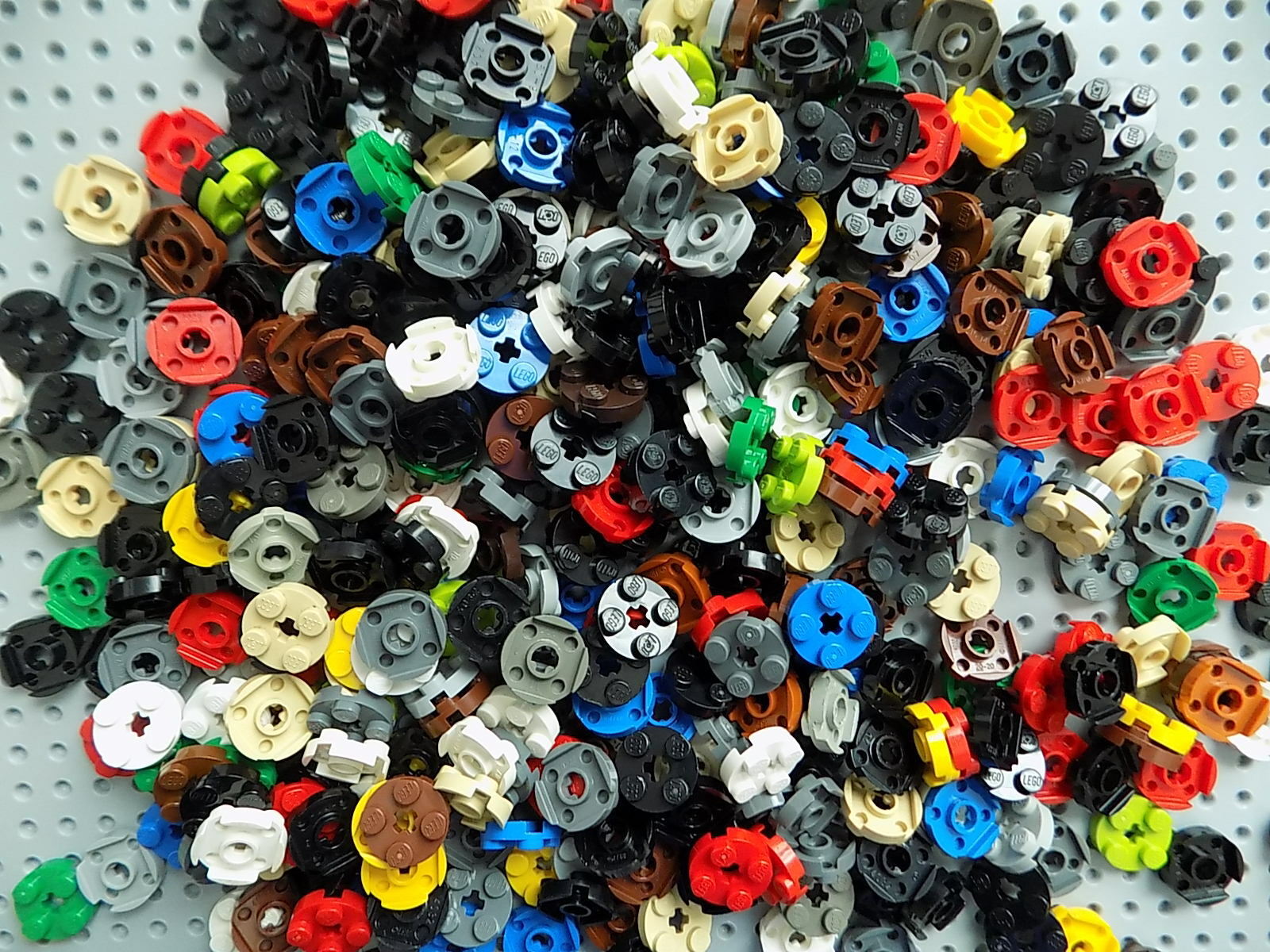 Lego 2x2 Round Plate w/ axel hole 40 pieces picked at random from this ...