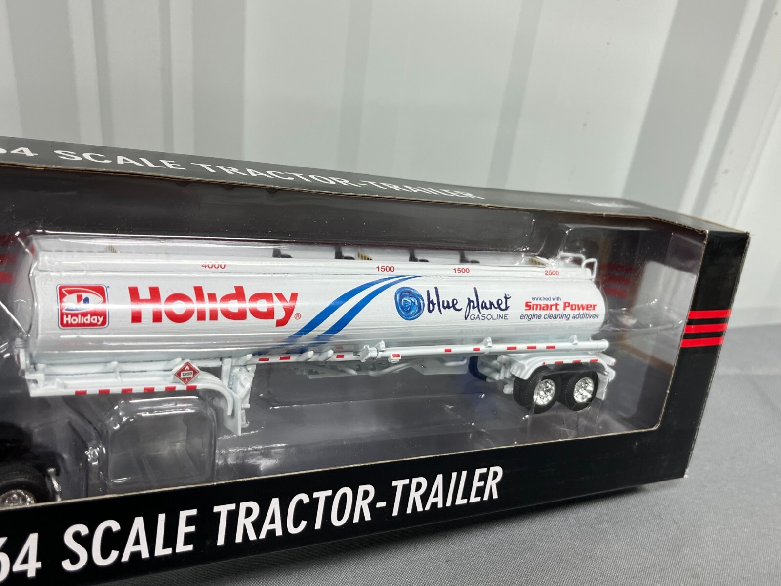HOLIDAY Gas Station Oil Fuel VOLVO VNL 300 Heil Tanker 33530 DCP 1:64 ...