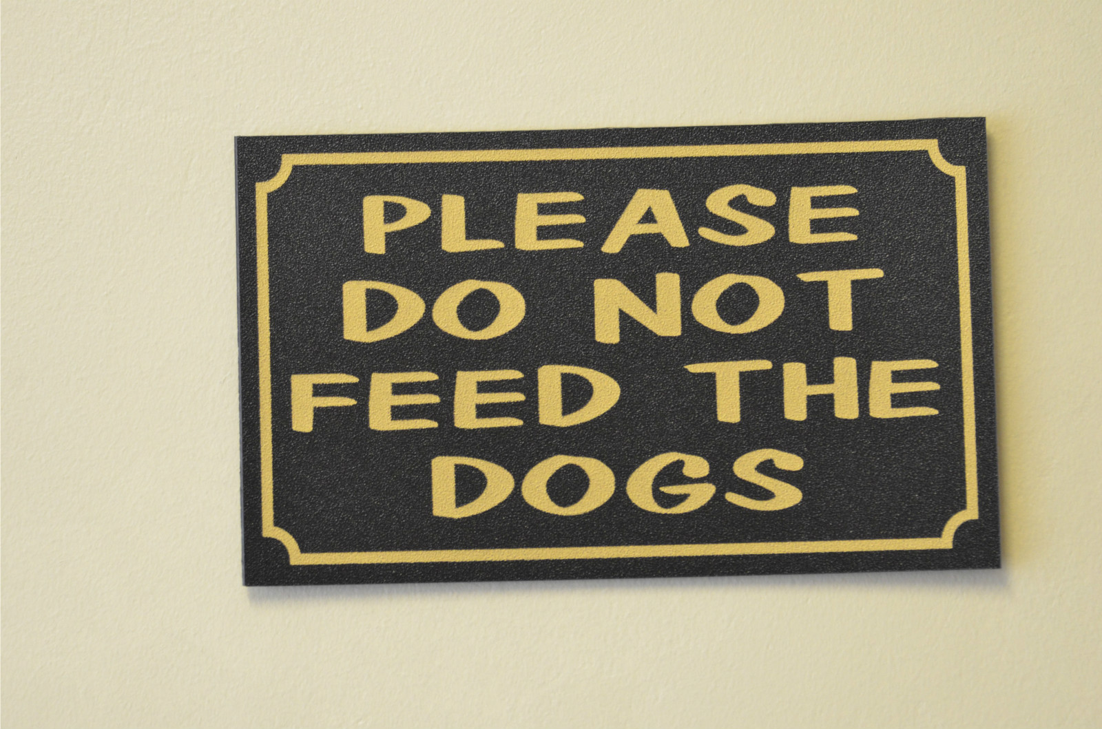 PLEASE DO NOT FEED THE DOGS sign or sticker 190x58mm private land yard ...