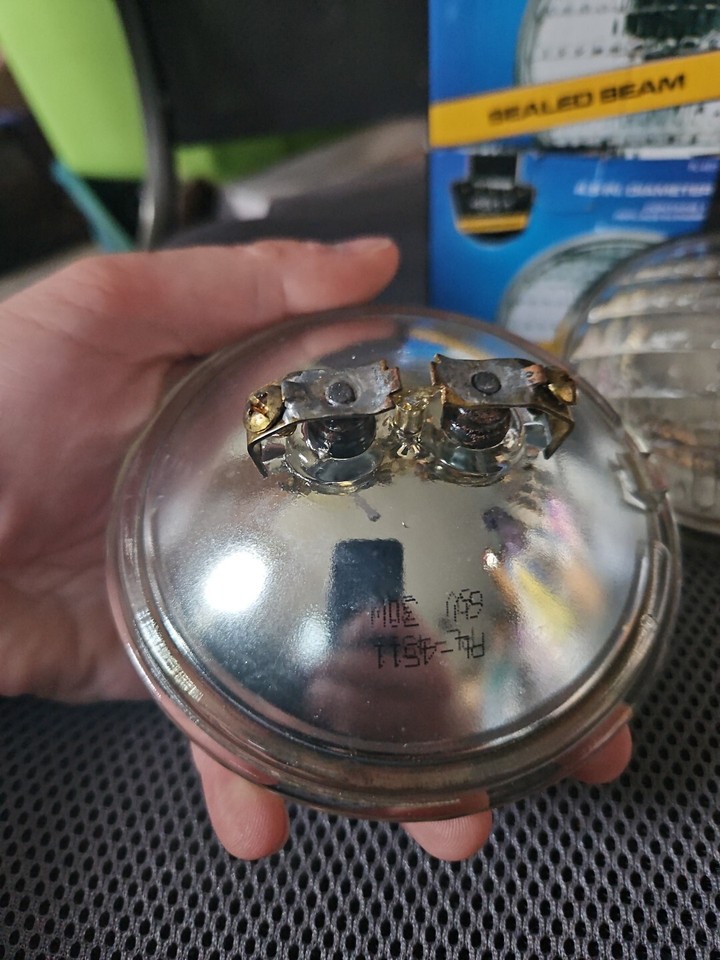 (2) Pilot 4511 Sealed Beam Aviation, Tractor Headlight Bulbs 30W 6V ...