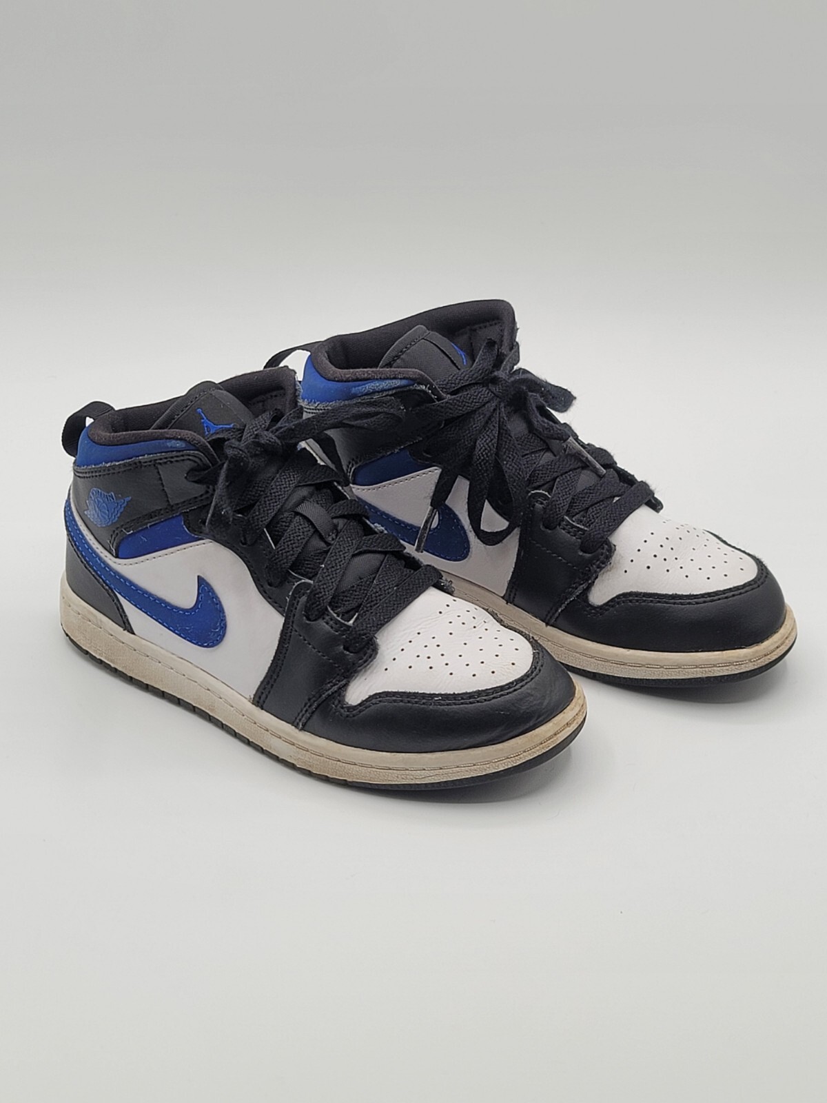 Air Jordan 1 Retro Mids. 640734-140 Size 2Y