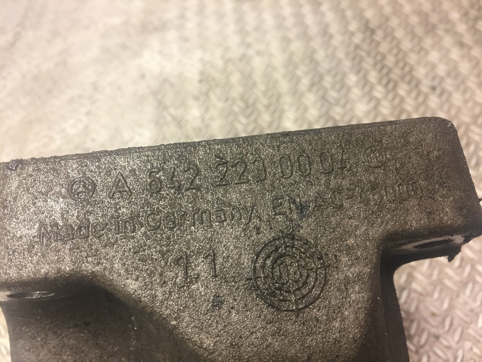 MERCEDES OM642 ENGINE MOUNT LEFT LH for CLS E W211 W219 3.0 320 CDI ...