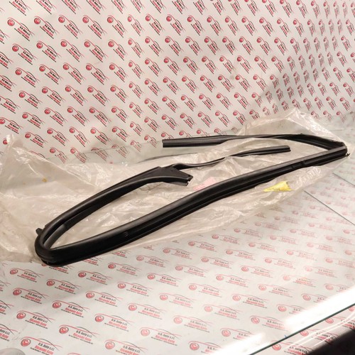 GUARNIZIONE VETRO ANT. SINISTRO TOYOTA YARIS COD. 68151-52035 NUOVA ...