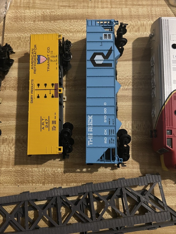 life like train tracks Parts Lot Pieces Ho Scale Train Engine Box Cars ...