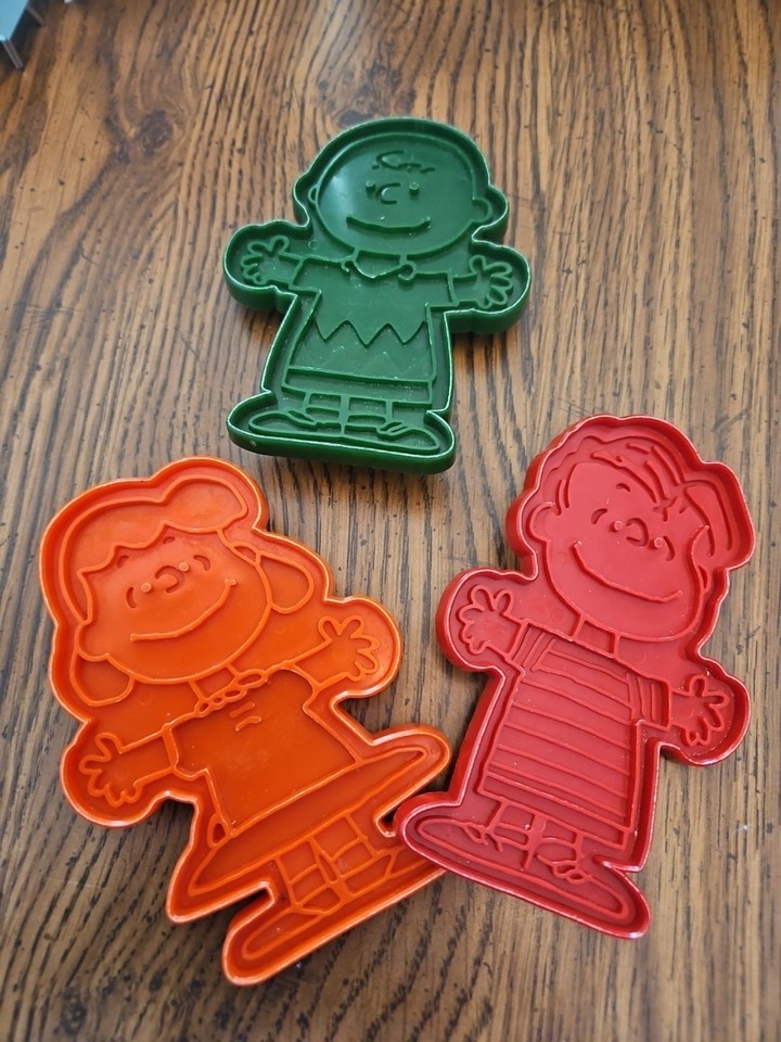 Peanuts / Hallmark Cookie Cutters Snoopy, Lucy, Linus, Charlie Brown | eBay