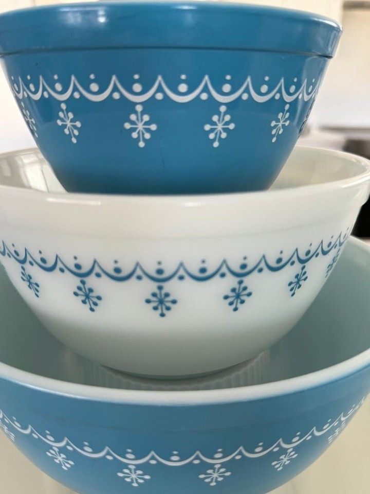 Vintage PYREX Blue Garland Snowflake Nesting/Mixing Bowls Set 401-404 ...