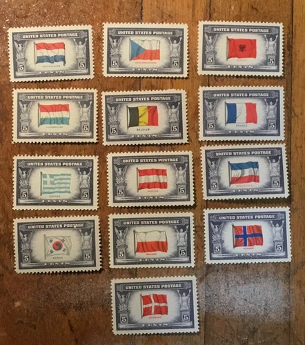 10 MNH #785-94 & 909-21 Overrun Countries, Army Navy Heroes US postage ...