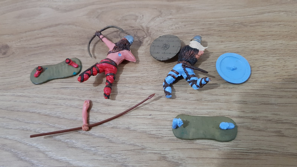 vintage timpo plastic figures vikings mounted x2 plus spares broken ...