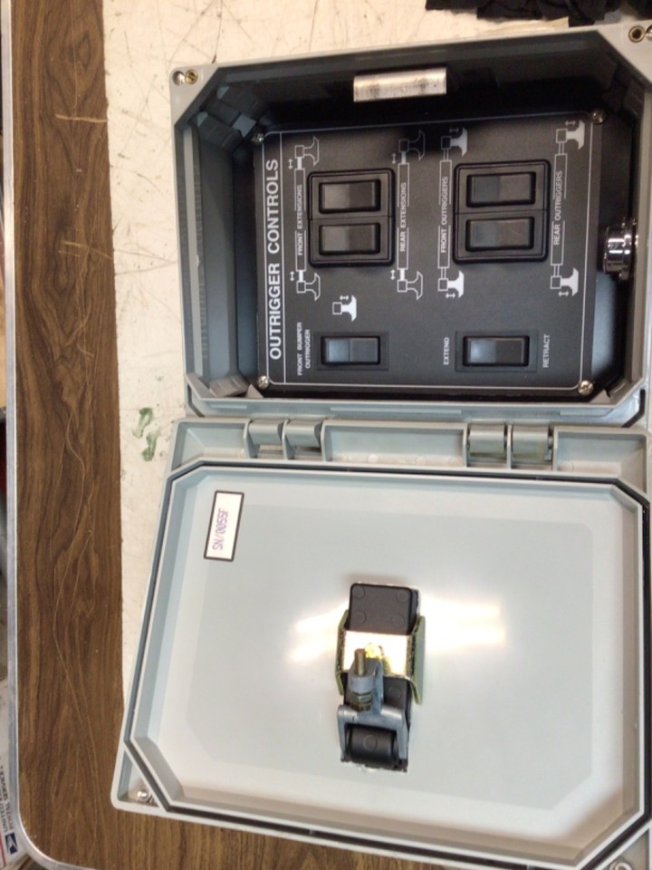 MANITEX OUTRIGGER CONTROL BOX NEW 4800697.502 | eBay