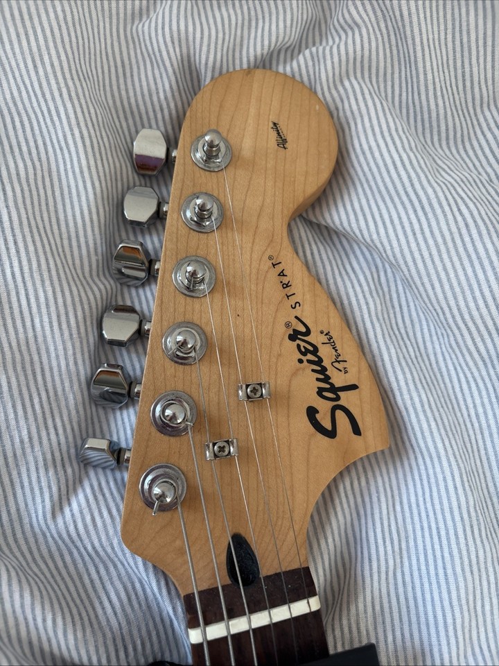 Squier Affinity Stratocaster Electric Guitar – Sunburst – Rainbow Strap ...