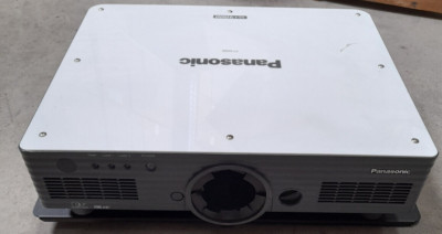 Panasonic PT-D4000,D4000U DLP XGA HD Projector 4000 LUMENS, (NO LENS ...