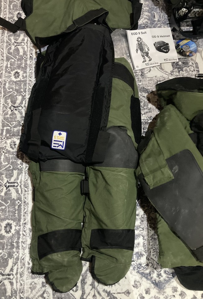 Med-Eng EOD Bomb Suit, SRS5 And EOD9 Helmet | eBay