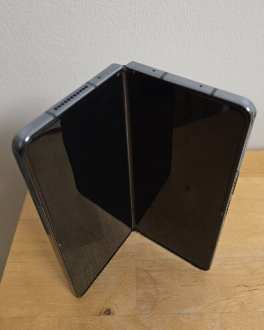 Unique Foldables Samsung's Z Flip 4 Foldable Phone Is Unique And Fun