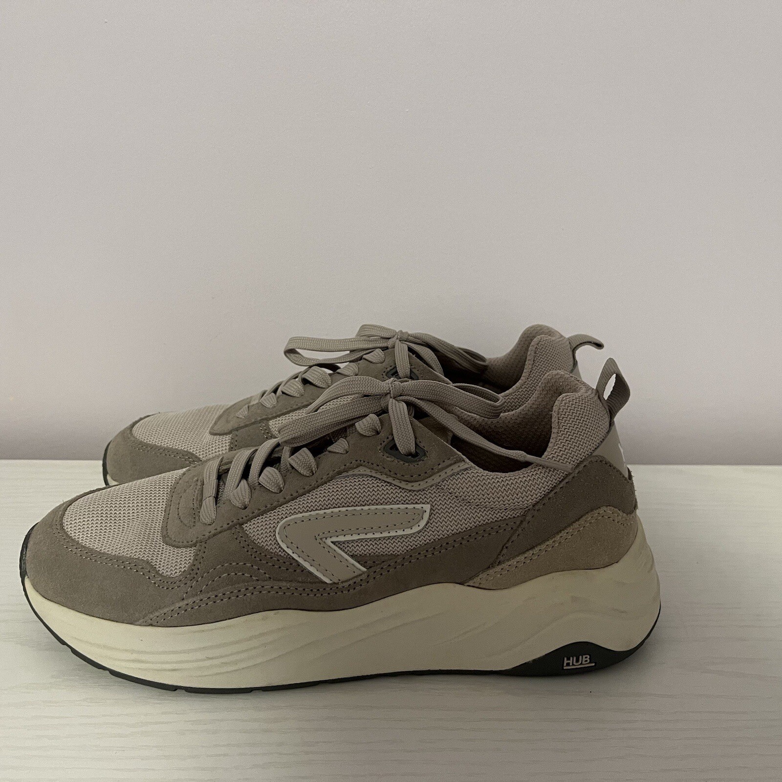 Women’s Hub Glide Sneaker Show Size 10 Beige Gray - Gem