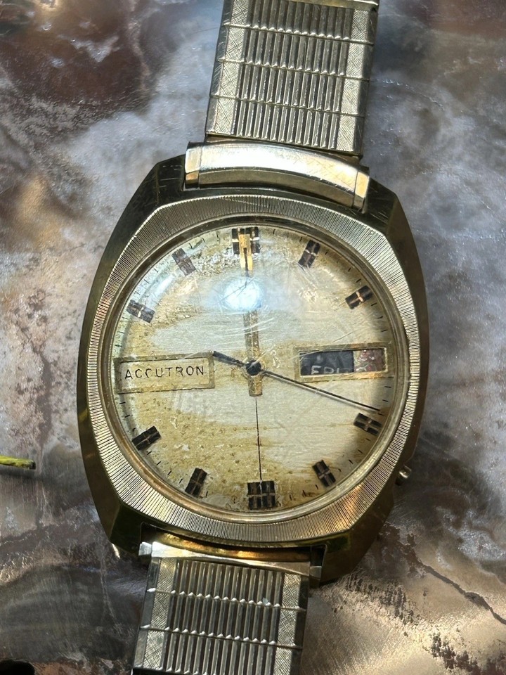 Vintage Pair Of Mens Bulova Accutron 2182 Watches. One Runs. Other ...