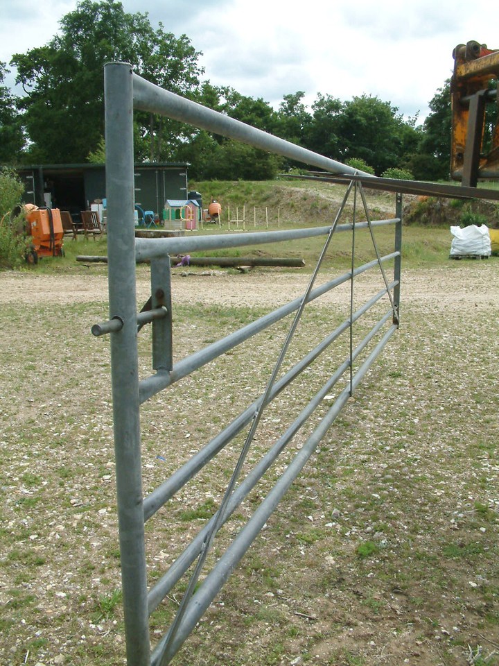 Farm / Field / Cattle 6 Bar Gate, 4.6m (15 ft) Wide Galvanized Tubular ...
