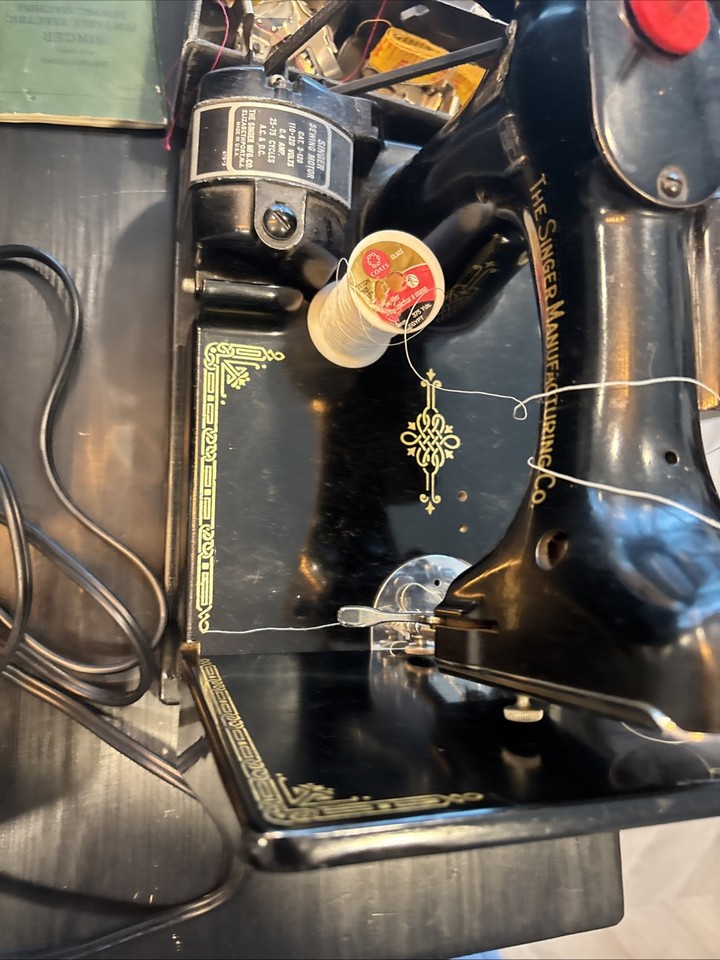 SINGER FEATHERWEIGHT 221-1 SEWING MACHINE, EXCELLENT, CASE, ACCESSORIES ...