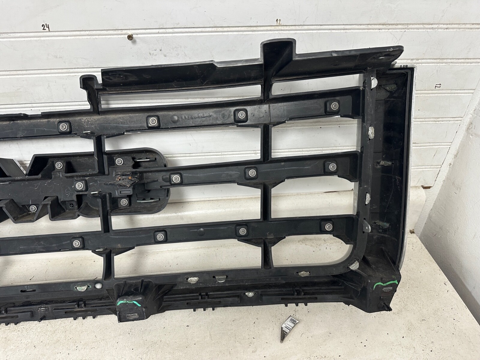 OEM 2007 - 2012 GMC SIERRA FRONT BUMPER UPPER GRILLE W/ EMBLEM 22924486 ...