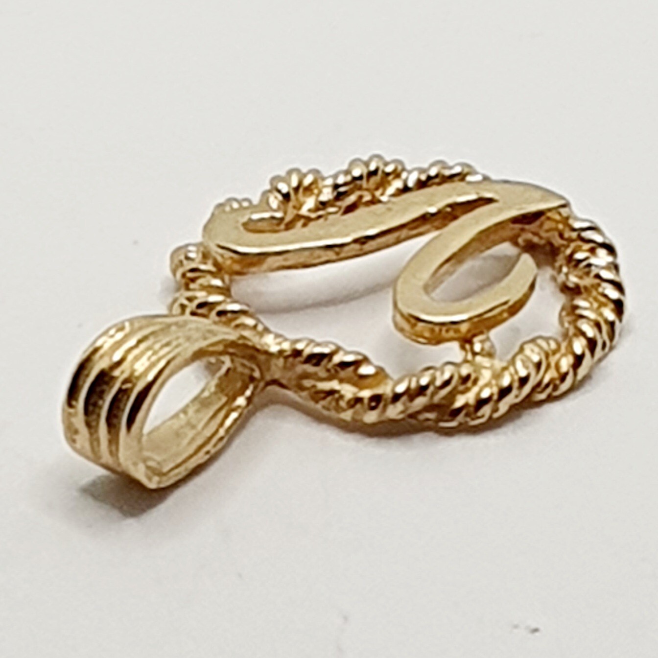Fancy Small 9ct Yellow Gold Script Letter Round "V " Twist Gold Charm ...