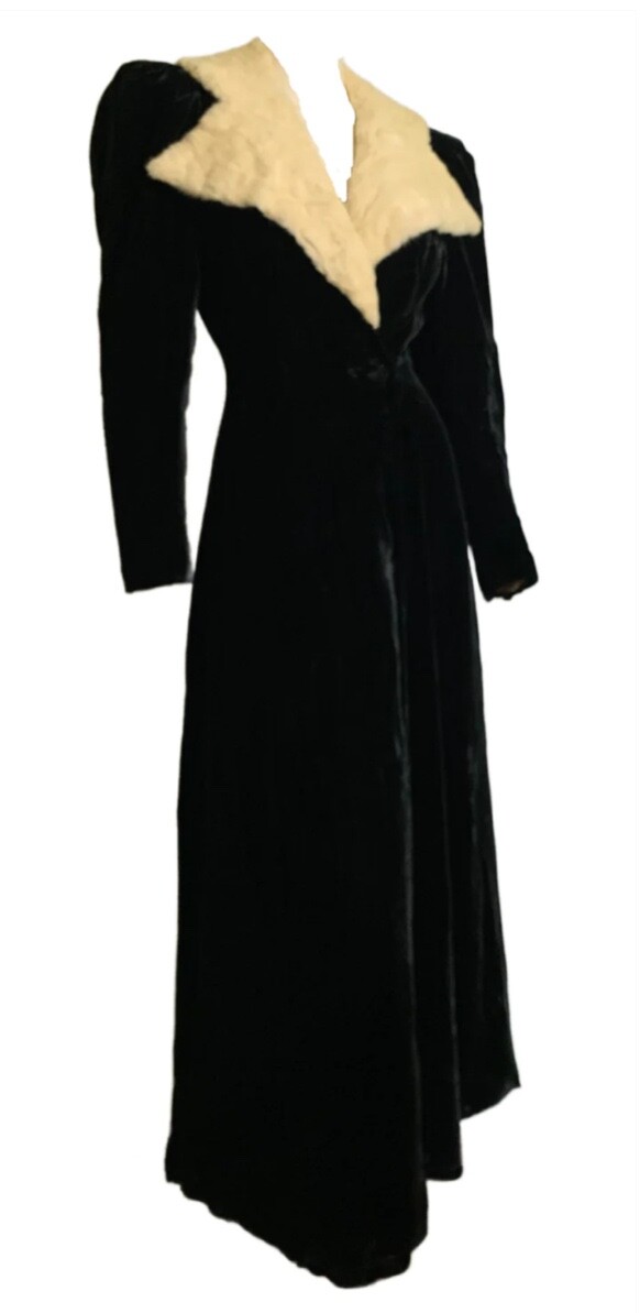 True Vintage 1930s Black Silk Velvet Opera Coat w/ Fu… - Gem