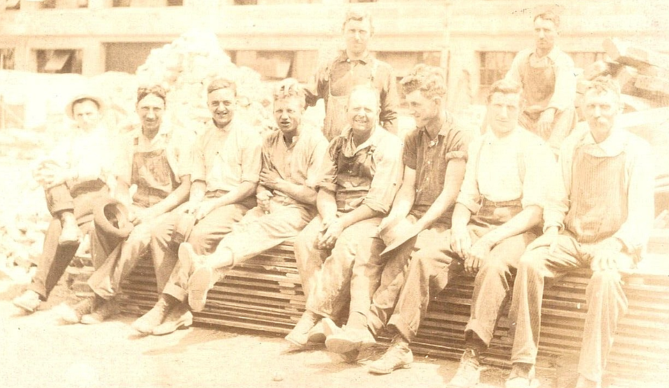 VINTAGE PHOTO POSTCARD OLD ANTIQUE PICTURE MEN WORKERS BUILDING ...
