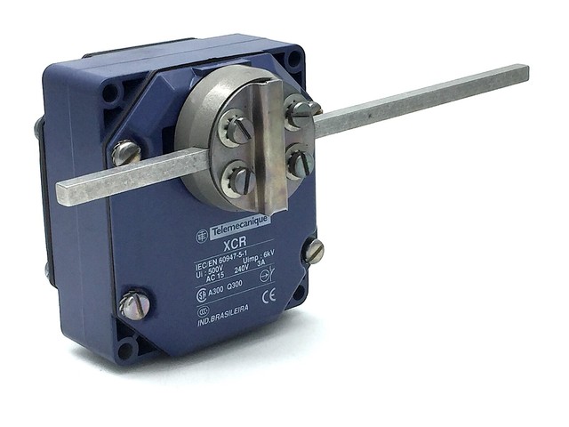 Telemecanique XCR-F17 Rotary Actuating Rod Limit Switch 065224 240V 3A ...