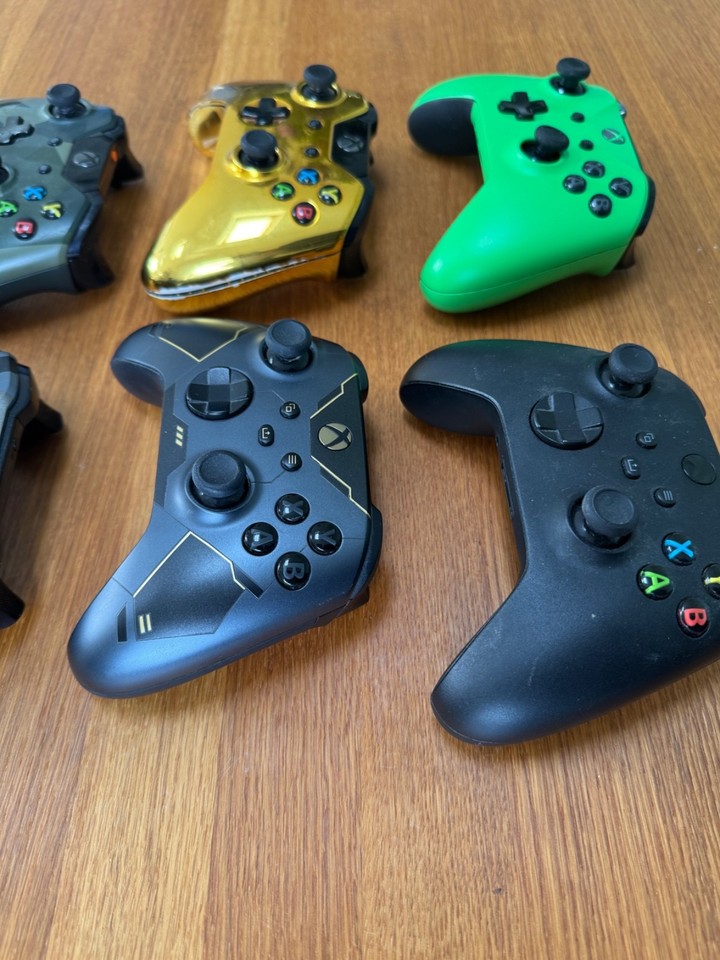Xbox Controllers x8 sold for spare parts only - some interesting shells ...
