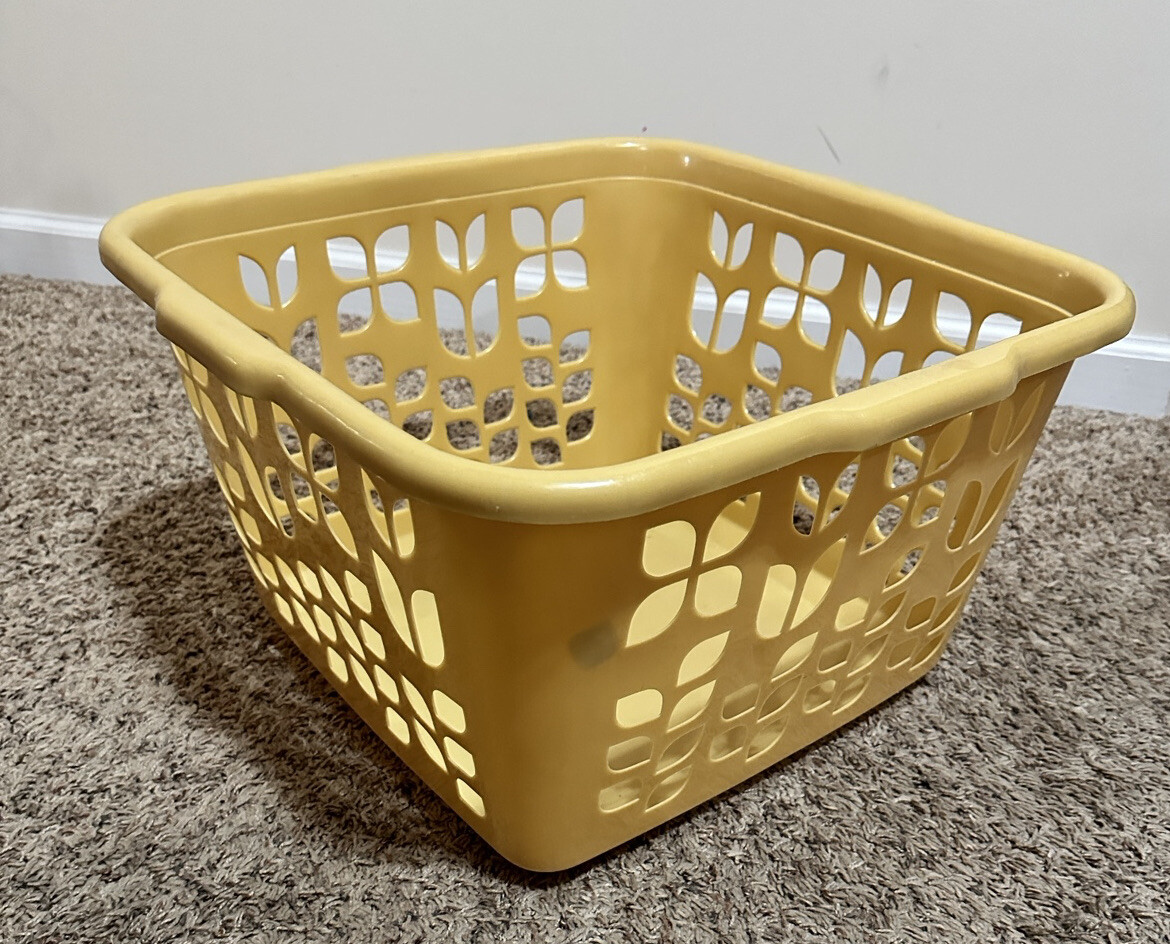 Rubbermaid Laundry Basket