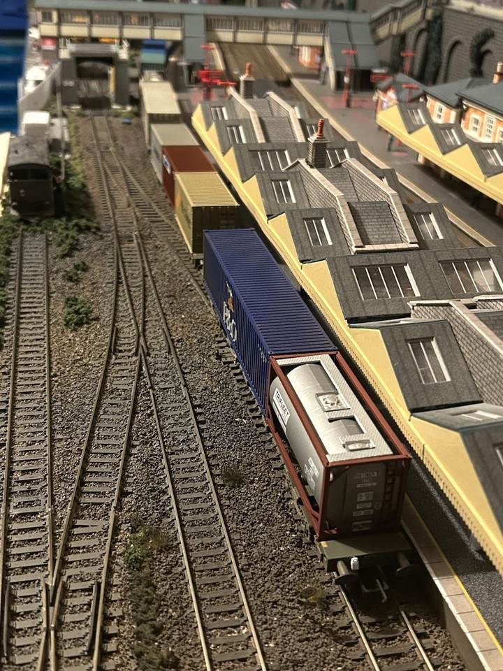 Rake of 3 x FEA-E single wagons and 2 x FEA-B twin set wagons, 00 gauge ...