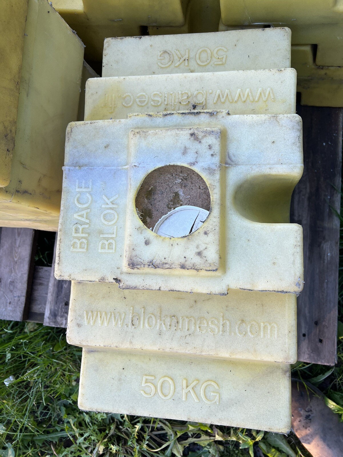 16x 50kg Brace Blok Heras Metal Site fencing feet Weighting Blocks ...