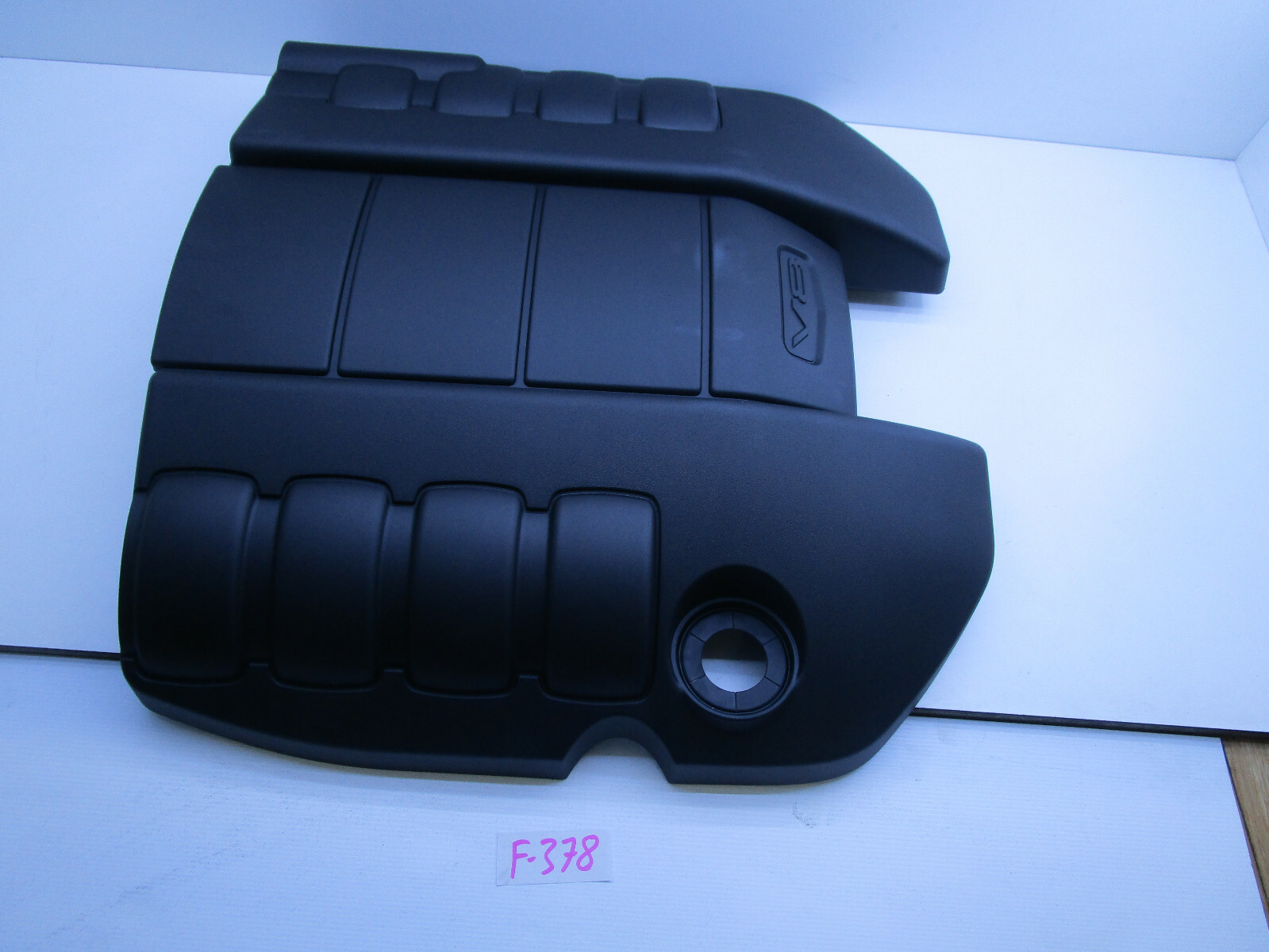Genuine My14 Holden Commodore V8 Engine Cover With Insulators for sale ...
