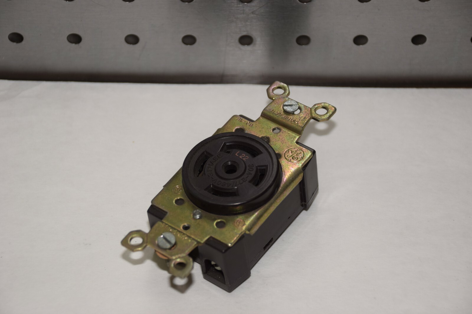 GE GENERAL ELECTRIC L-22 30A 277/480V 3 PHASE TWIST LOCK RECEPTACLE NEW ...