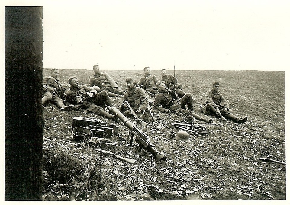 GREAT! Wehrmacht Infanterie Resting in Field w/ Rifles & MG.08/15 ...