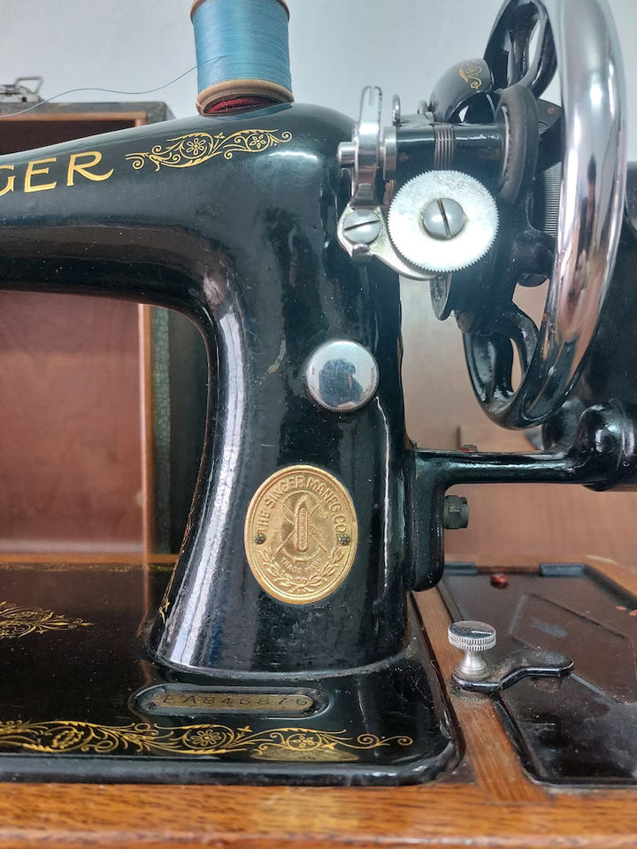 Vintage Singer Sewing Machine w/Box | eBay
