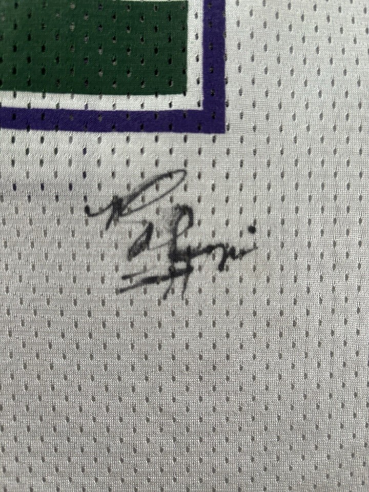 Michael Redd Signed Jersey, Milwaukee Bucks #22, Youth Size 18-20 ...