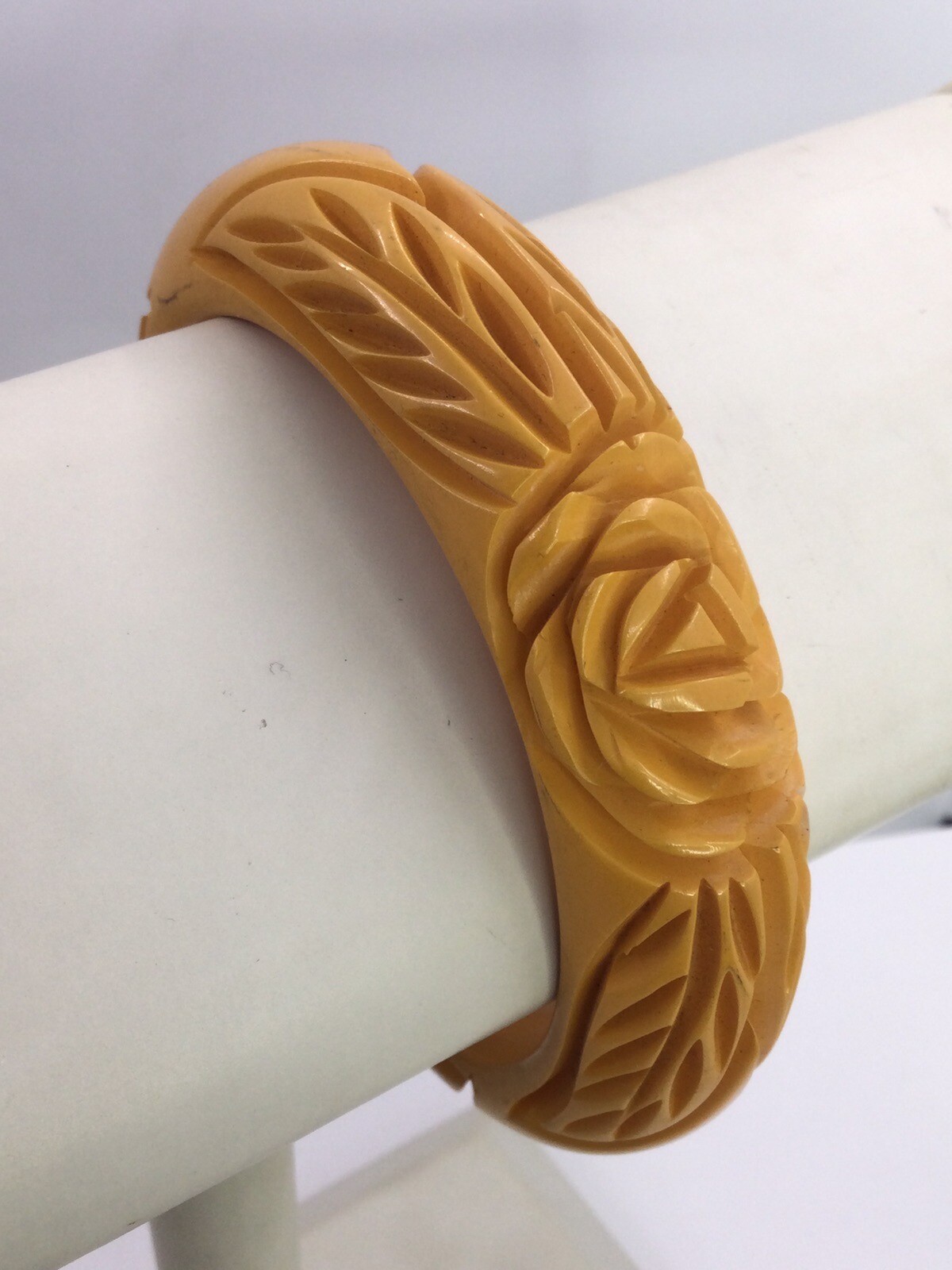 BAKELITE DEEPLY CARVED GOLDEN ROD BANGLE FLORAL (C131… - Gem